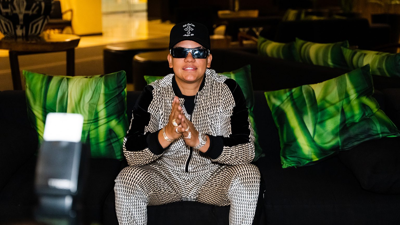 J Alvarez sorprende a sus fanáticos con su nuevo sencillo «Comprometida ...